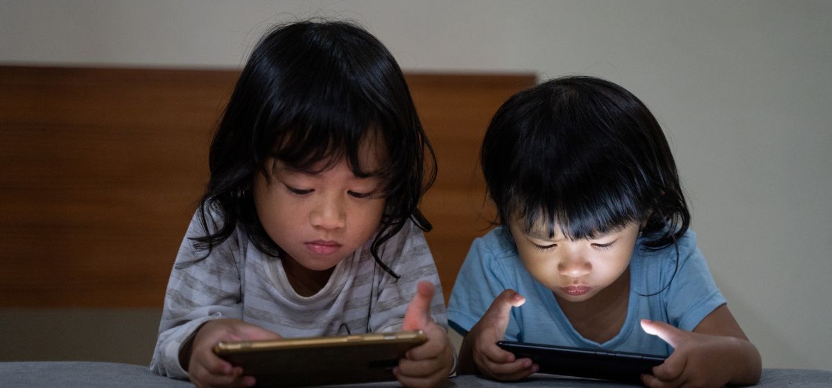 14 Dampak Negatif Akibat Terlalu Lama Main HP bagi Anak | Blog Rey