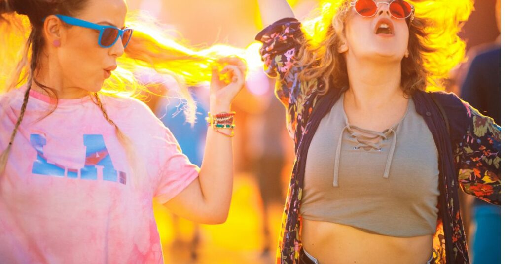 12 Inspirasi Outfit Nonton Konser, Casual dan Stylish! | Blog Rey